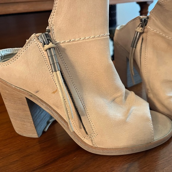 Dolce Vita | Shoes | Cream Rawhide Leather Wide Heel Open Toe And Heel ...